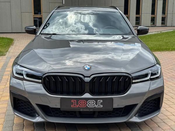 Grey BMW 520 2022 in Riga, with an engine capacity of 2.00 L and mileage of 182 thousand km for 24900 €, photo 4 on AUTOMOTO.COM.LV