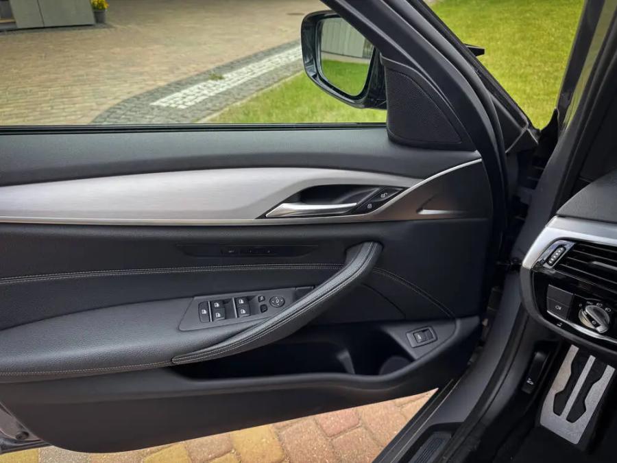 Grey BMW 520 2022 in Riga, with an engine capacity of 2.00 L and mileage of 182 thousand km for 24900 €, photo 21 on AUTOMOTO.COM.LV