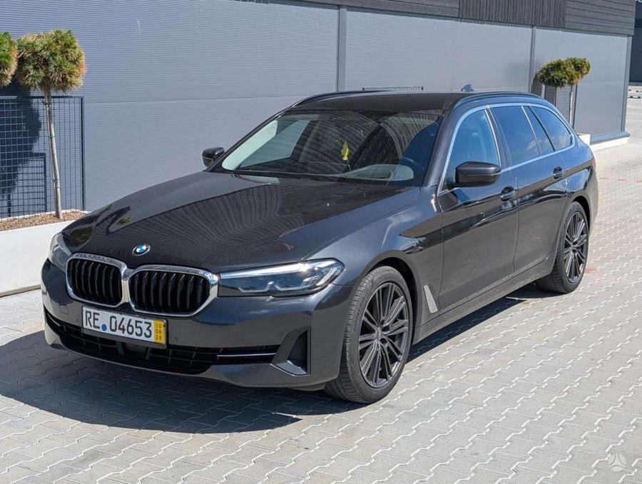 Grey BMW 520 2022 in Siauliai, with an engine capacity of 2.00 L and mileage of 241 thousand km for 20500 €, photo 1 on AUTOMOTO.COM.LV