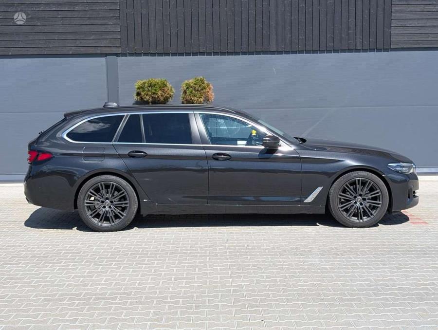 Grey BMW 520 2022 in Siauliai, with an engine capacity of 2.00 L and mileage of 241 thousand km for 20500 €, photo 5 on AUTOMOTO.COM.LV