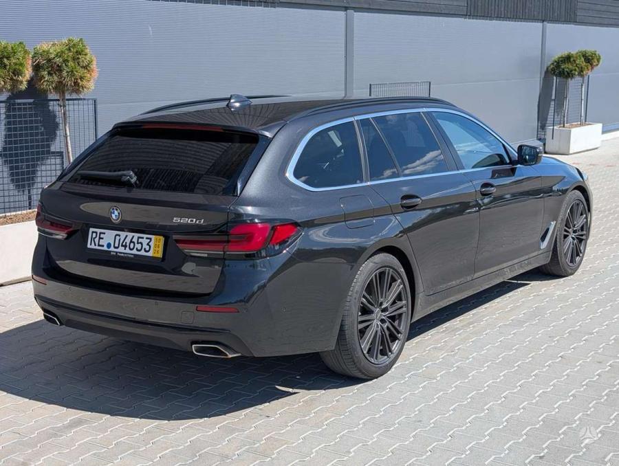 Grey BMW 520 2022 in Siauliai, with an engine capacity of 2.00 L and mileage of 241 thousand km for 20500 €, photo 6 on AUTOMOTO.COM.LV