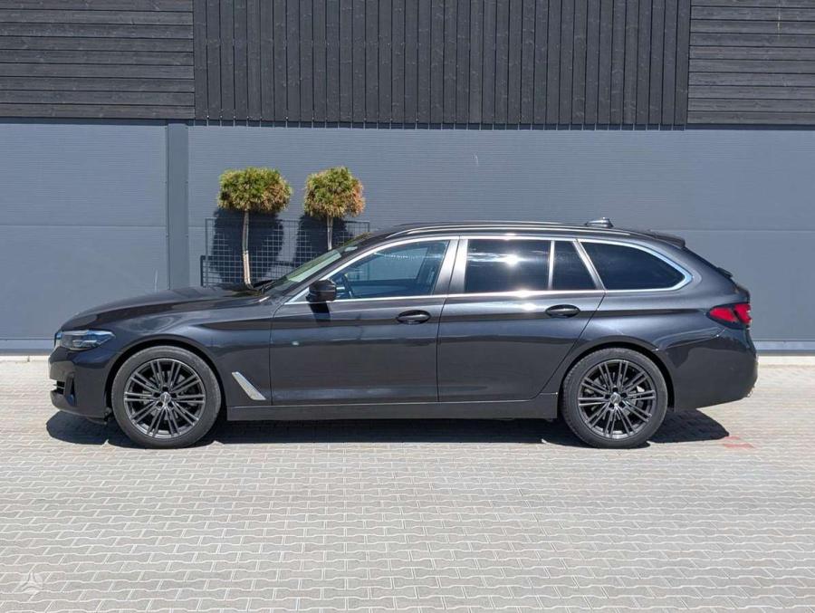 Grey BMW 520 2022 in Siauliai, with an engine capacity of 2.00 L and mileage of 241 thousand km for 20500 €, photo 9 on AUTOMOTO.COM.LV
