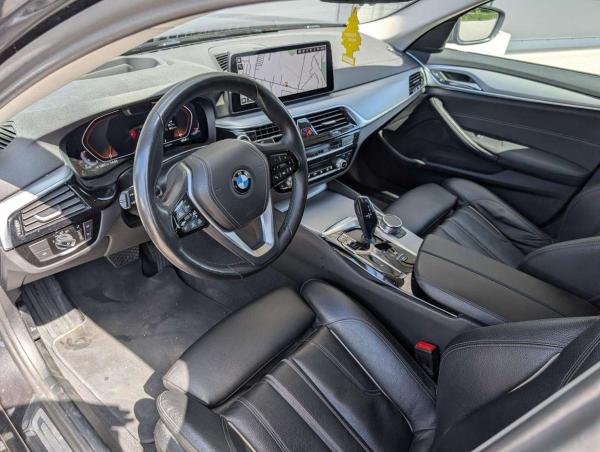 Grey BMW 520 2022 in Siauliai, with an engine capacity of 2.00 L and mileage of 241 thousand km for 20500 €, photo 9 on AUTOMOTO.COM.LV