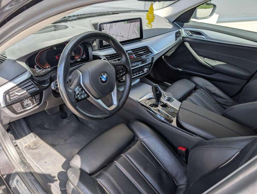 Grey BMW 520 2022 in Siauliai, with an engine capacity of 2.00 L and mileage of 241 thousand km for 20500 €, photo 10 on AUTOMOTO.COM.LV
