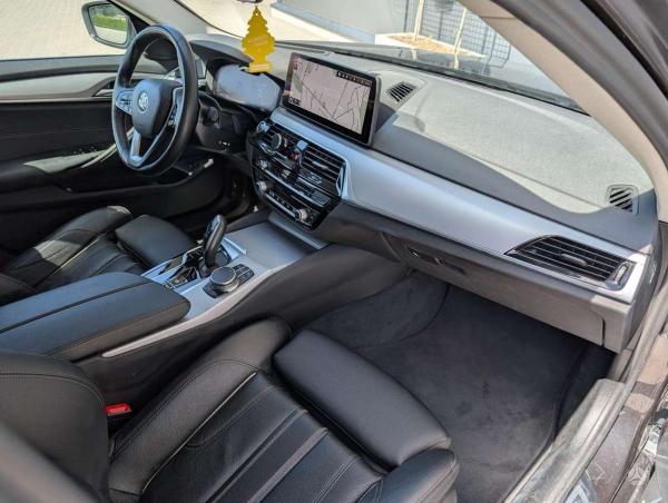 Grey BMW 520 2022 in Siauliai, with an engine capacity of 2.00 L and mileage of 241 thousand km for 20500 €, photo 10 on AUTOMOTO.COM.LV