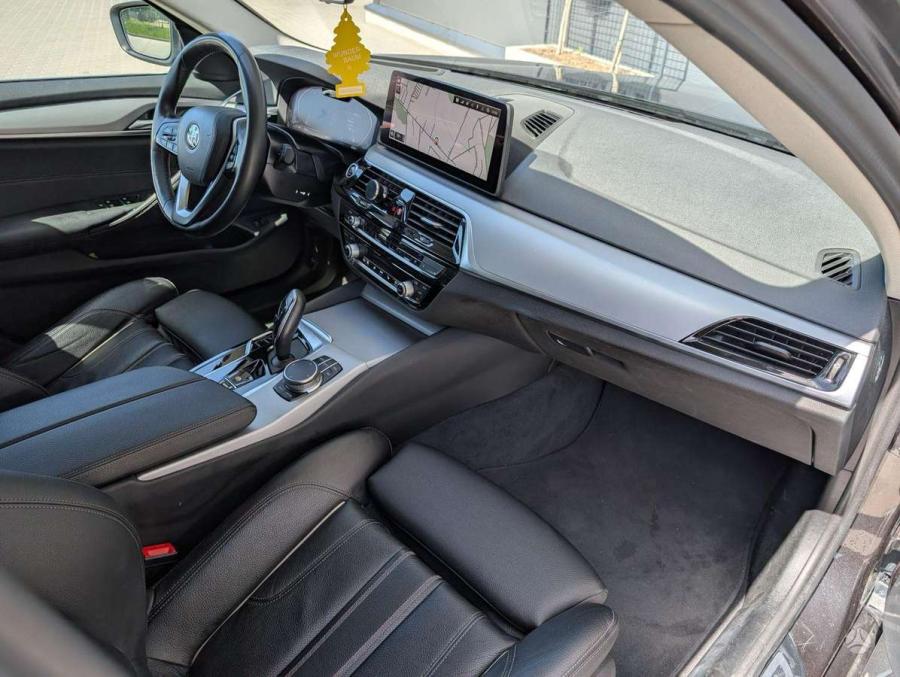 Grey BMW 520 2022 in Siauliai, with an engine capacity of 2.00 L and mileage of 241 thousand km for 20500 €, photo 11 on AUTOMOTO.COM.LV