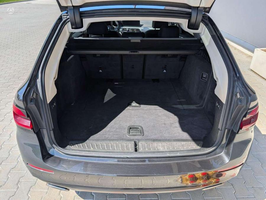 Grey BMW 520 2022 in Siauliai, with an engine capacity of 2.00 L and mileage of 241 thousand km for 20500 €, photo 21 on AUTOMOTO.COM.LV