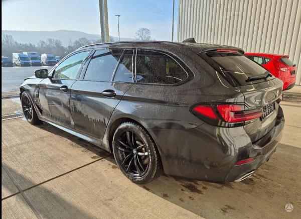 Grey BMW 520 2023 in Klaipeda, with an engine capacity of 2.00 L and mileage of 23 thousand km for 23100 €, photo 1 on AUTOMOTO.COM.LV