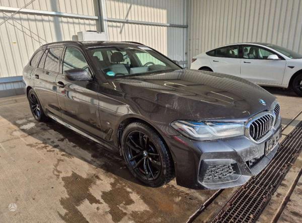 Grey BMW 520 2023 in Klaipeda, with an engine capacity of 2.00 L and mileage of 23 thousand km for 23100 €, photo 2 on AUTOMOTO.COM.LV