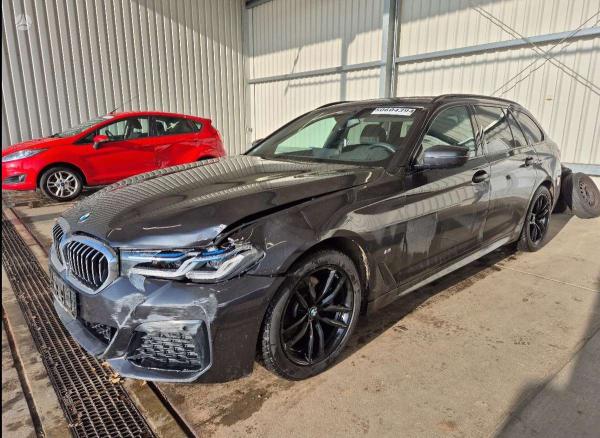Grey BMW 520 2023 in Klaipeda, with an engine capacity of 2.00 L and mileage of 23 thousand km for 23100 €, photo 4 on AUTOMOTO.COM.LV