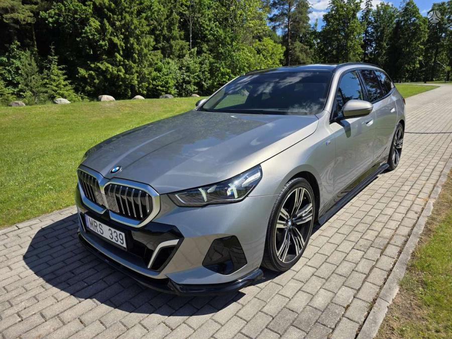 Pelēks BMW 520 2024 Telšiai, ar dzinēja tilpumu 2.00 L un nobraukumu 48 tūkst. km par 54800 €, foto 1 vietnē AUTOMOTO.COM.LV