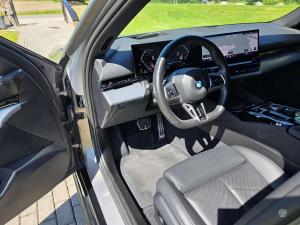 Pelēks BMW 520 2024 Telšiai, ar dzinēja tilpumu 2.00 L un nobraukumu 48 tūkst. km par 54800 €, foto 38 vietnē AUTOMOTO.COM.LV