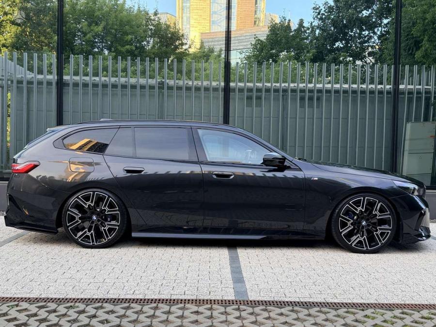 Grey BMW 520 2025 in Vilnius, with an engine capacity of 2.00 L and mileage of 19 thousand km for 49900 €, photo 4 on AUTOMOTO.COM.LV