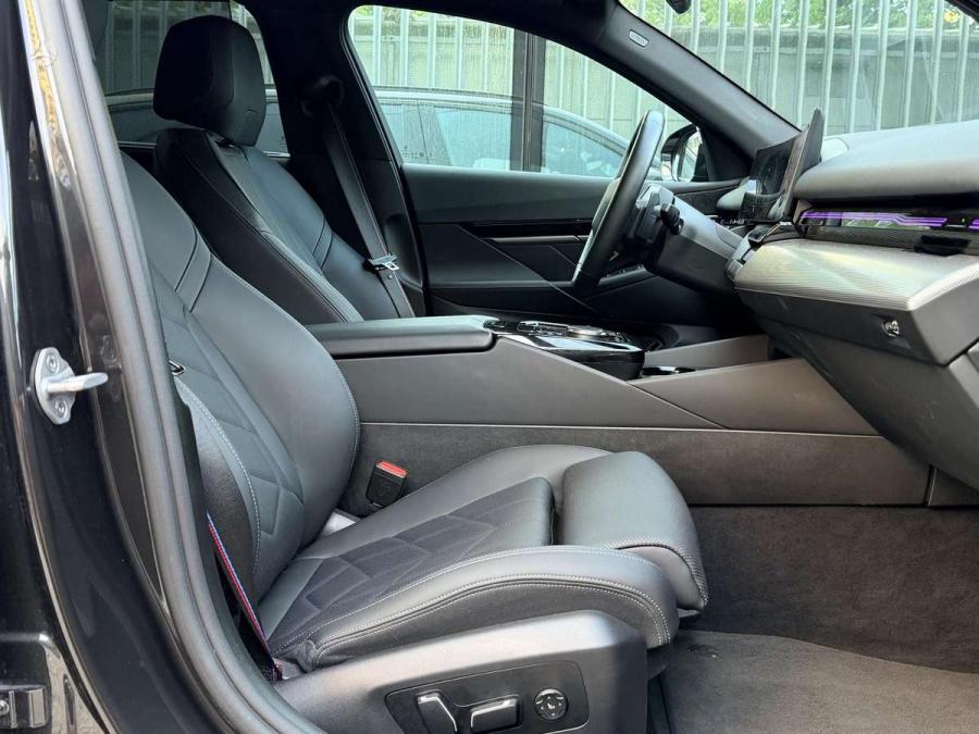 Grey BMW 520 2025 in Vilnius, with an engine capacity of 2.00 L and mileage of 19 thousand km for 49900 €, photo 26 on AUTOMOTO.COM.LV