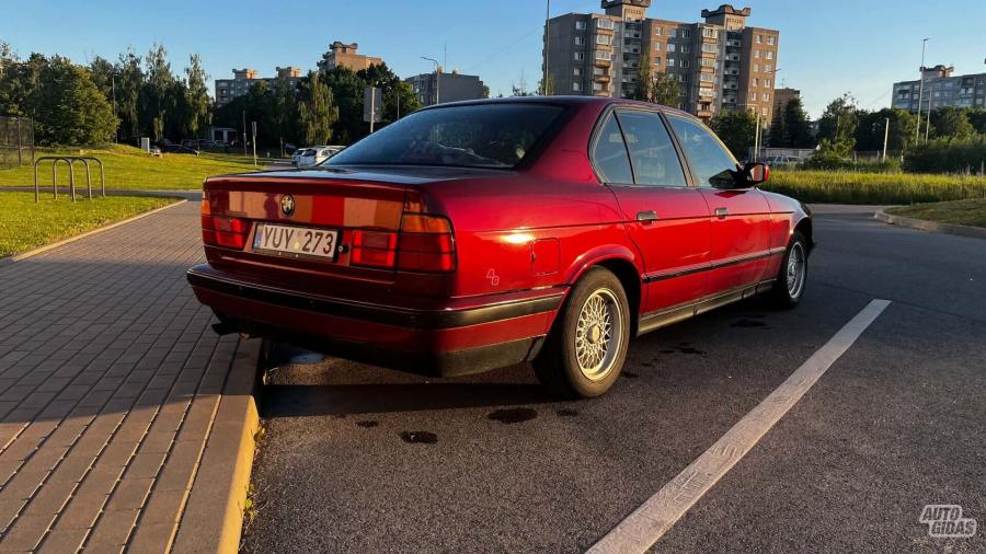 Red BMW 520 1990 in Kaunas, with an engine capacity of 2.00 L and mileage of 270 thousand km for 4300 €, photo 6 on AUTOMOTO.COM.LV
