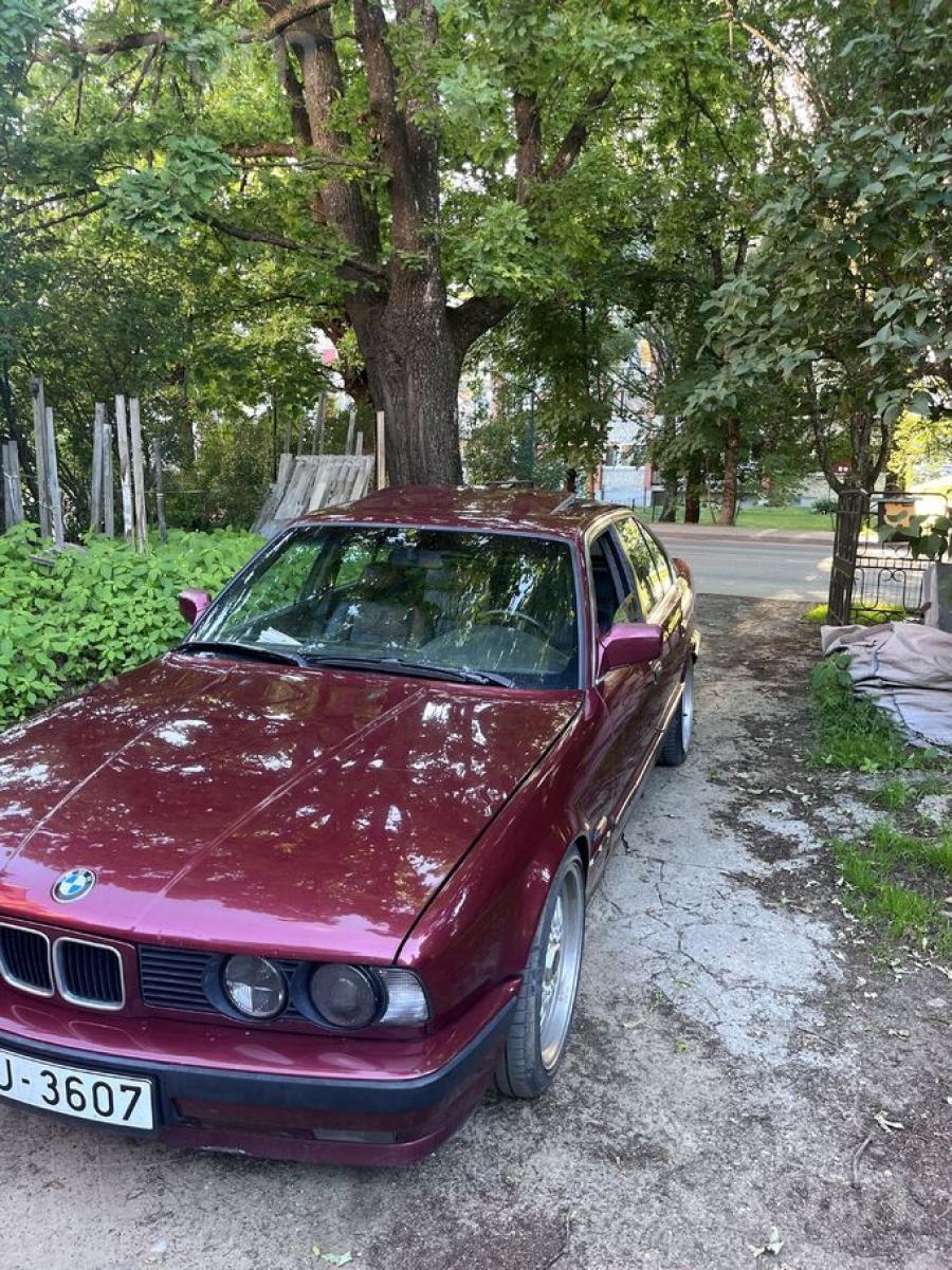 Sarkans BMW 520 1991 Valmiera, ar dzinēja tilpumu 2.00 L un nobraukumu 390 tūkst. km par 8000 €, foto 1 vietnē AUTOMOTO.COM.LV