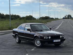 Sarkans BMW 520 1992 Viļņa, ar dzinēja tilpumu 1.99 L un nobraukumu 340 tūkst. km par 4600 €, foto  vietnē AUTOMOTO.COM.LV
