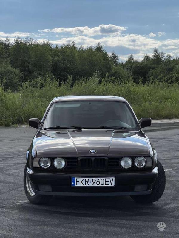 Sarkans BMW 520 1992 Viļņa, ar dzinēja tilpumu 1.99 L un nobraukumu 340 tūkst. km par 4600 €, foto 3 vietnē AUTOMOTO.COM.LV