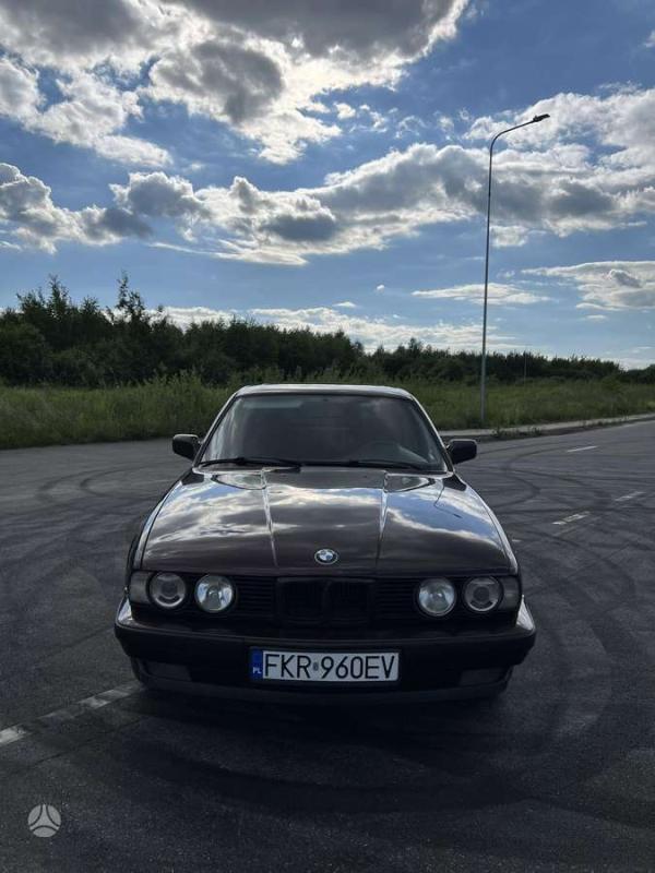 Sarkans BMW 520 1992 Viļņa, ar dzinēja tilpumu 1.99 L un nobraukumu 340 tūkst. km par 4600 €, foto 9 vietnē AUTOMOTO.COM.LV