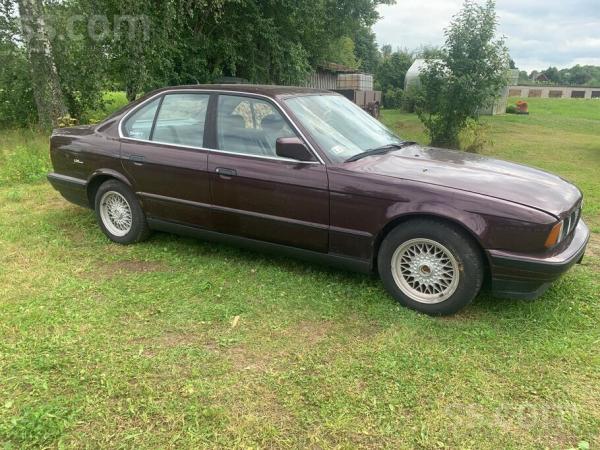 Red BMW 520 1992 in Talsi, with an engine capacity of 2.00 L and mileage of 312 thousand km for 2700 €, photo 3 on AUTOMOTO.COM.LV