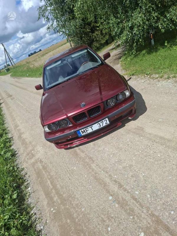 Red BMW 520 1994 in Jurbarkas, with an engine capacity of 1.99 L and mileage of 267 thousand km for 4950 €, photo 1 on AUTOMOTO.COM.LV