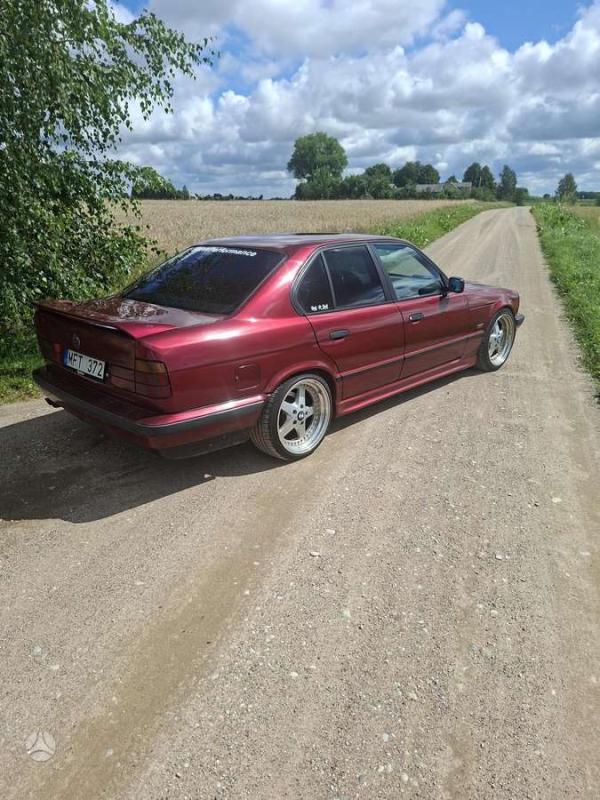 Red BMW 520 1994 in Jurbarkas, with an engine capacity of 1.99 L and mileage of 267 thousand km for 4950 €, photo 3 on AUTOMOTO.COM.LV