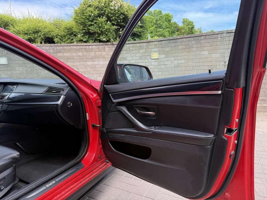 Red BMW 520 2012 in Vilnius, with an engine capacity of 2.00 L and mileage of 281 thousand km for 7800 €, photo 10 on AUTOMOTO.COM.LV