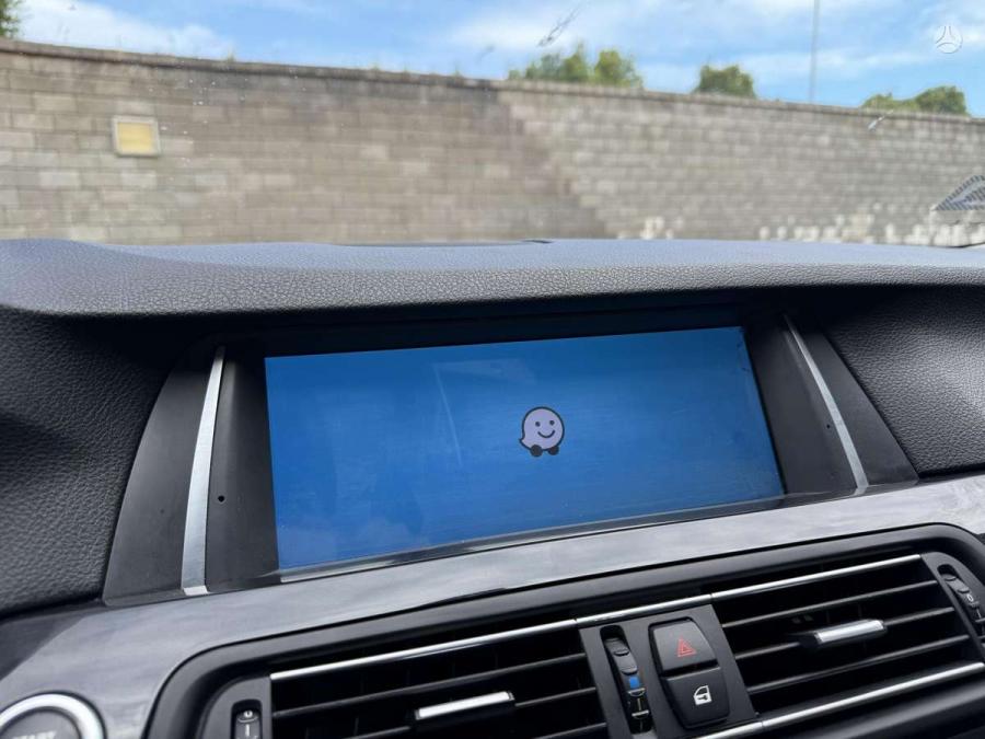 Red BMW 520 2012 in Vilnius, with an engine capacity of 2.00 L and mileage of 281 thousand km for 7800 €, photo 13 on AUTOMOTO.COM.LV