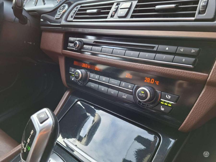 BMW 520 2011 in Silute, with an engine capacity of 2.00 L and mileage of 256 thousand km for 6900 €, photo 19 on AUTOMOTO.COM.LV