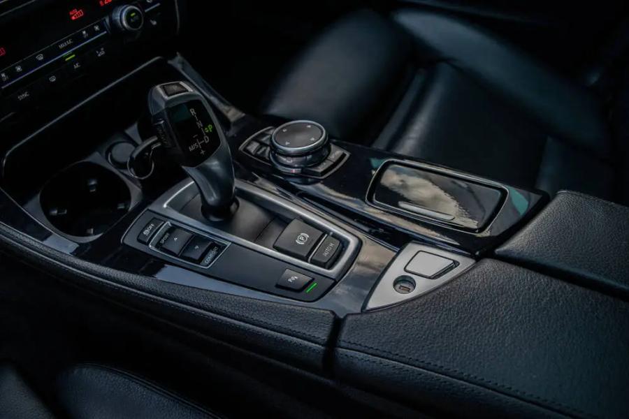 BMW 520 2014 in Tukums, with an engine capacity of 2.00 L and mileage of 260 thousand km for 13490 €, photo 26 on AUTOMOTO.COM.LV