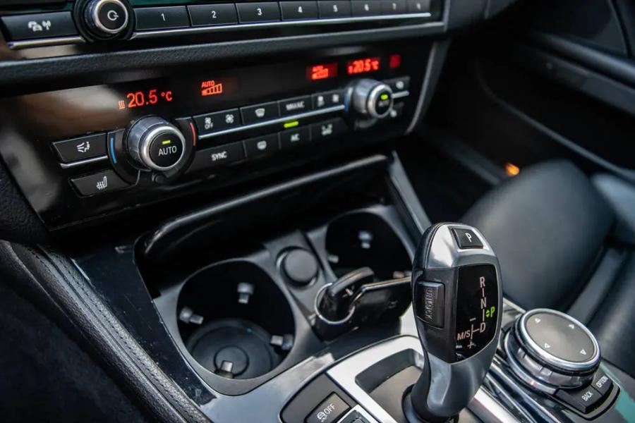BMW 520 2014 in Tukums, with an engine capacity of 2.00 L and mileage of 260 thousand km for 13490 €, photo 29 on AUTOMOTO.COM.LV