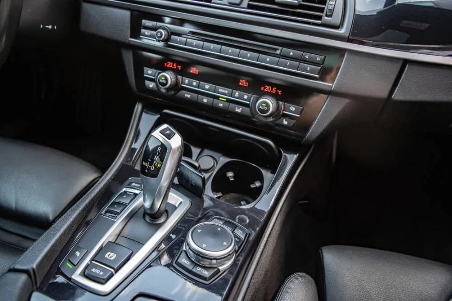 BMW 520 2014 in Tukums, with an engine capacity of 2.00 L and mileage of 260 thousand km for 13490 €, photo 39 on AUTOMOTO.COM.LV