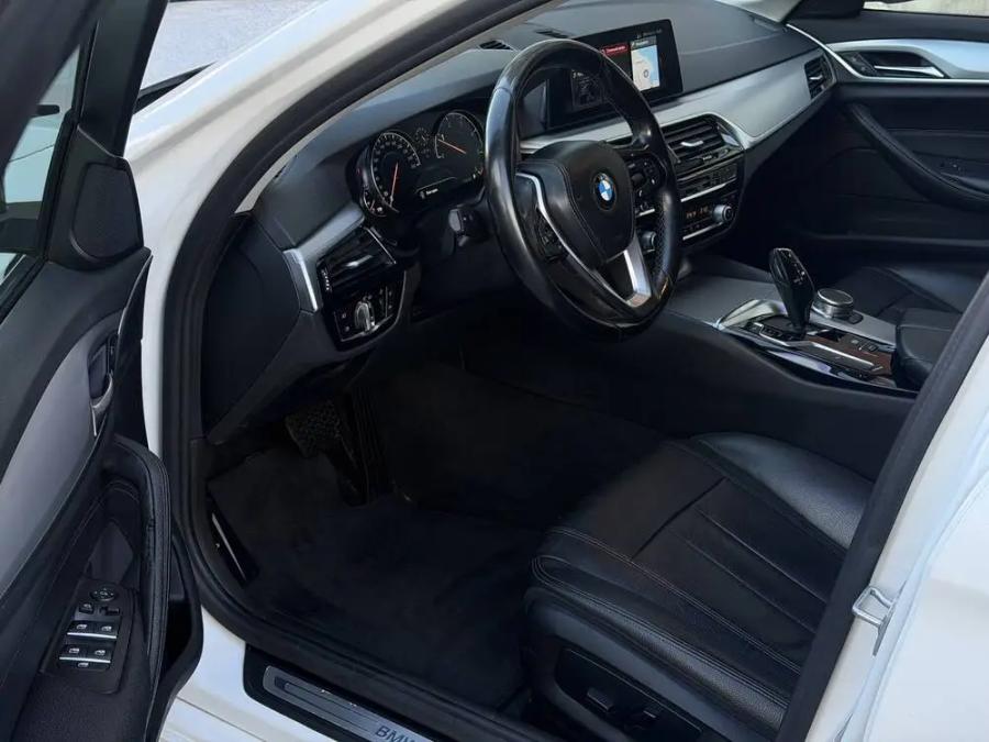 BMW 520 2018 in Riga, with an engine capacity of 2.00 L and mileage of 278 thousand km for 14980 €, photo 8 on AUTOMOTO.COM.LV