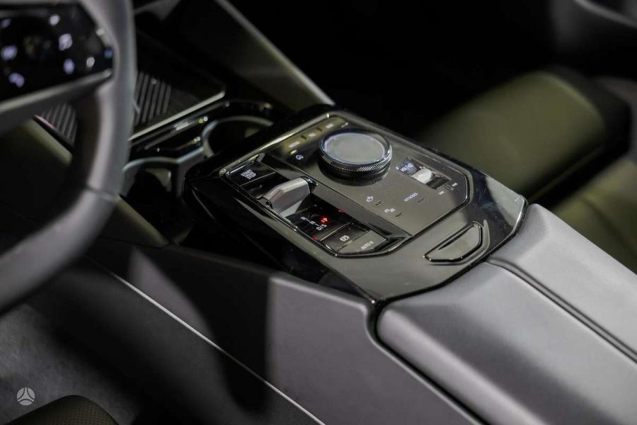 BMW 520 2024 in Vilnius, with an engine capacity of 2.00 L and mileage of 35 thousand km for 41991 €, photo 14 on AUTOMOTO.COM.LV
