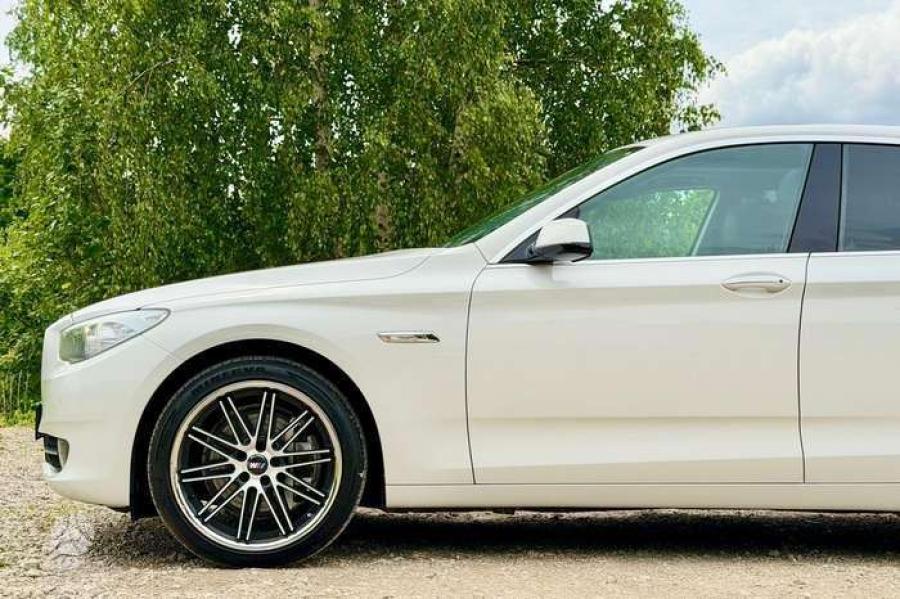 White BMW 520 2013 in Siauliai, with an engine capacity of 2.00 L and mileage of 233 thousand km for 12750 €, photo 12 on AUTOMOTO.COM.LV