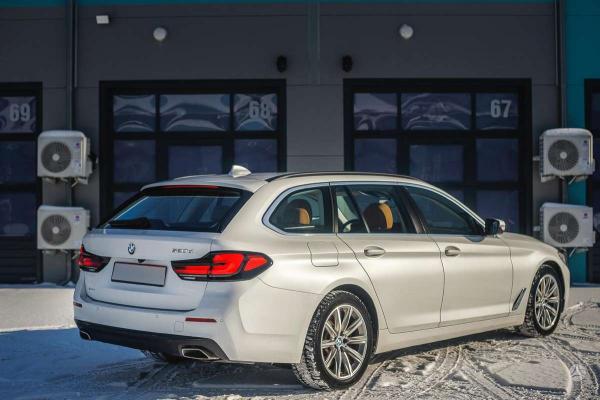 White BMW 520 2021 in Vilnius, with an engine capacity of 2.00 L and mileage of 252 thousand km for 20900 €, photo 2 on AUTOMOTO.COM.LV