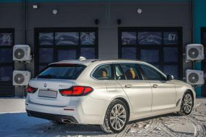 White BMW 520 2021 in Vilnius, with an engine capacity of 2.00 L and mileage of 252 thousand km for 20900 €, photo 2 on AUTOMOTO.COM.LV
