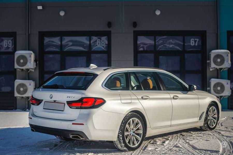 White BMW 520 2021 in Vilnius, with an engine capacity of 2.00 L and mileage of 252 thousand km for 20900 €, photo 2 on AUTOMOTO.COM.LV