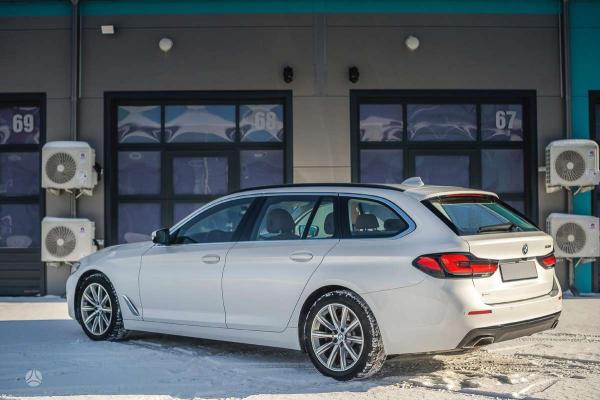 White BMW 520 2021 in Vilnius, with an engine capacity of 2.00 L and mileage of 252 thousand km for 20900 €, photo 4 on AUTOMOTO.COM.LV