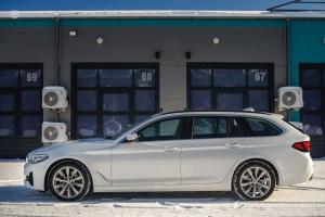 White BMW 520 2021 in Vilnius, with an engine capacity of 2.00 L and mileage of 252 thousand km for 20900 €, photo 5 on AUTOMOTO.COM.LV