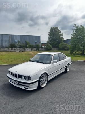 Balts BMW 520 1989 Liepāja, ar dzinēja tilpumu 2.00 L un nobraukumu 280 tūkst. km par 4600 €, foto  vietnē AUTOMOTO.COM.LV