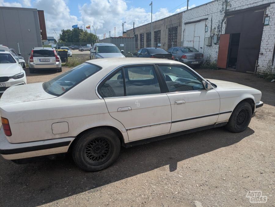 White BMW 520 1989 in Klaipeda, with an engine capacity of 2.00 L and mileage of 272 thousand km for 1600 €, photo 7 on AUTOMOTO.COM.LV