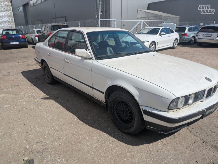 White BMW 520 1989 in Klaipeda, with an engine capacity of 2.00 L and mileage of 272 thousand km for 1600 €, photo 8 on AUTOMOTO.COM.LV