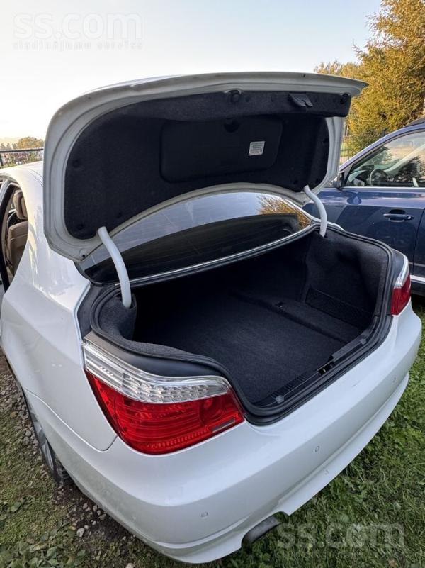 White BMW 520 2008 in Riga, with an engine capacity of 2.00 L and mileage of 333 thousand km for 5700 €, photo 6 on AUTOMOTO.COM.LV