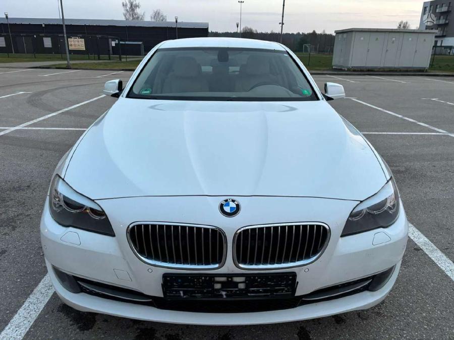 White BMW 520 2011 in Prienai, with an engine capacity of 0.00 L and mileage of 296 thousand km for 7450 €, photo 3 on AUTOMOTO.COM.LV