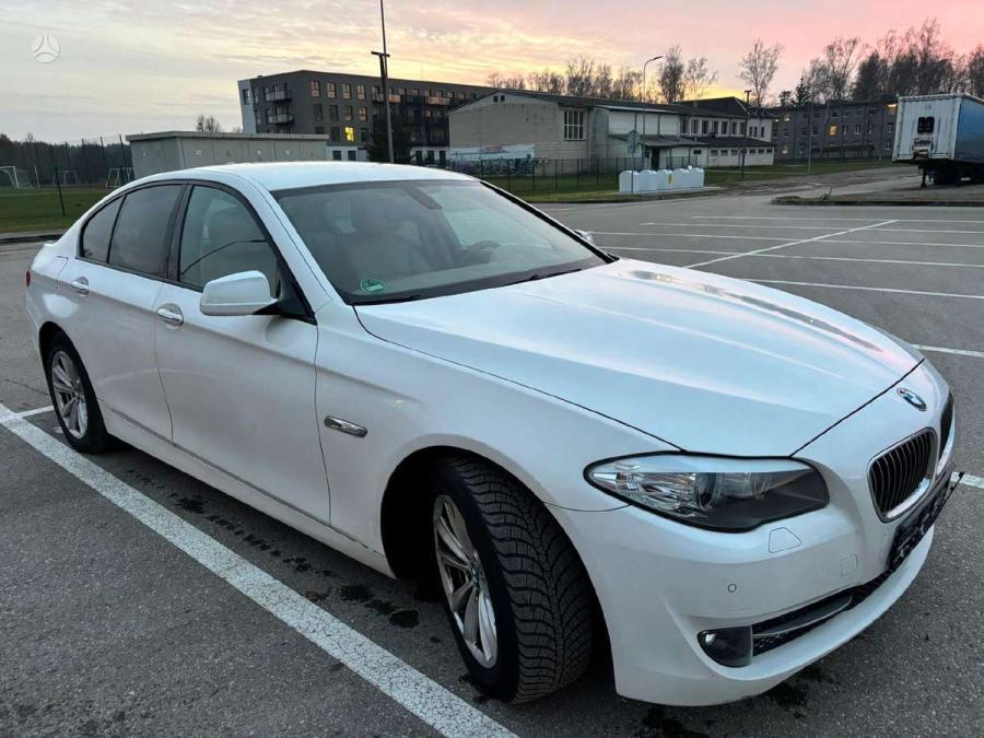 White BMW 520 2011 in Prienai, with an engine capacity of 0.00 L and mileage of 296 thousand km for 7450 €, photo 4 on AUTOMOTO.COM.LV