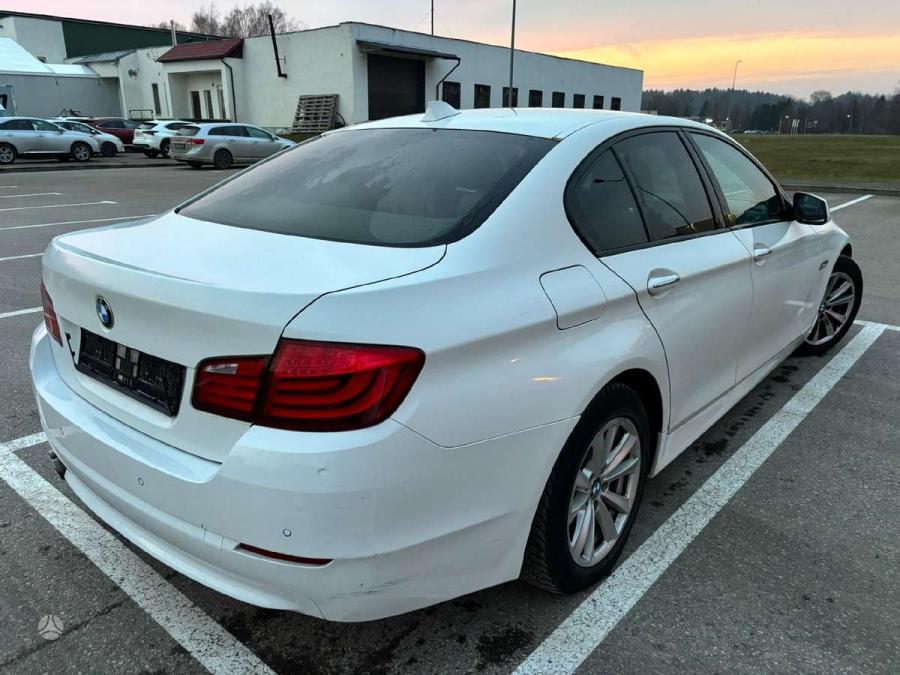 White BMW 520 2011 in Prienai, with an engine capacity of 0.00 L and mileage of 296 thousand km for 7450 €, photo 6 on AUTOMOTO.COM.LV