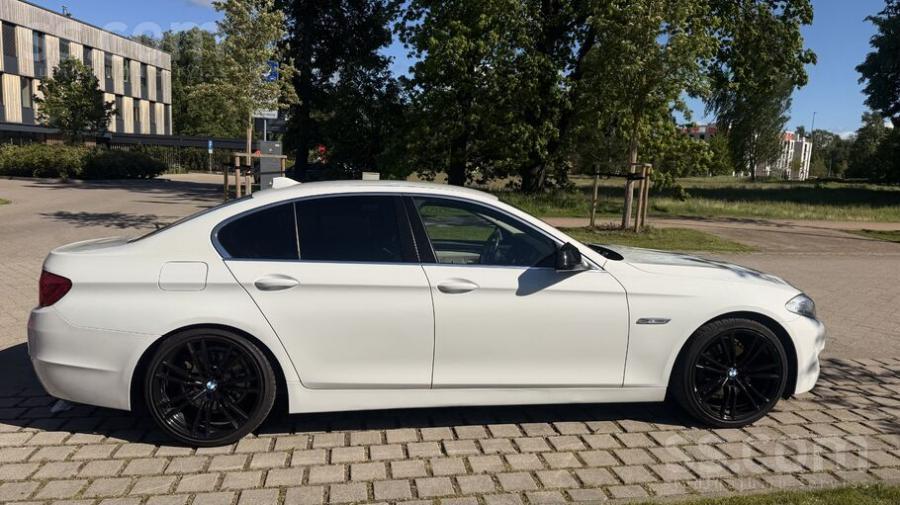 White BMW 520 2011 in Riga, with an engine capacity of 2.00 L and mileage of 0 thousand km for 8900 €, photo 6 on AUTOMOTO.COM.LV