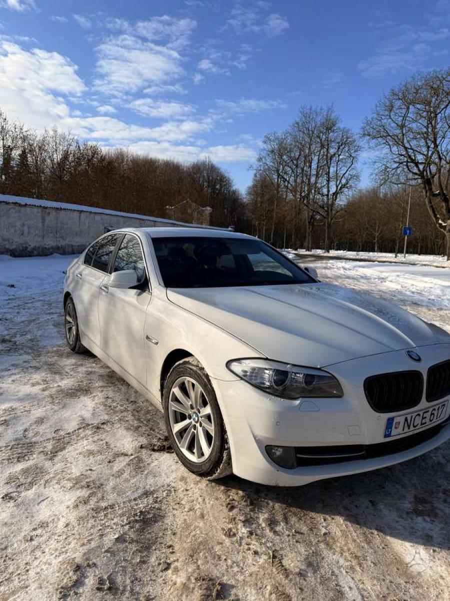 White BMW 520 2012 in Kaunas, with an engine capacity of 2.00 L and mileage of 300 thousand km for 8500 €, photo 3 on AUTOMOTO.COM.LV