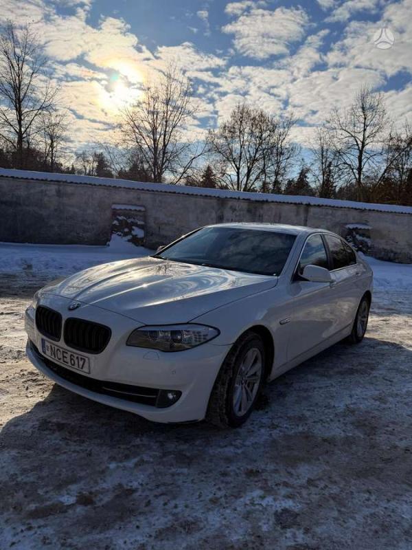 White BMW 520 2012 in Kaunas, with an engine capacity of 2.00 L and mileage of 300 thousand km for 8500 €, photo 4 on AUTOMOTO.COM.LV